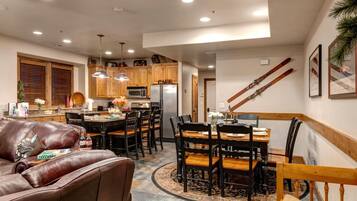 Estúdio (4 Bedrooms) | Restaurantes