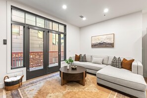 Apartamento em Condomínio Fechado (2 Bedrooms) | Sala | Televisor, leitor de DVD 