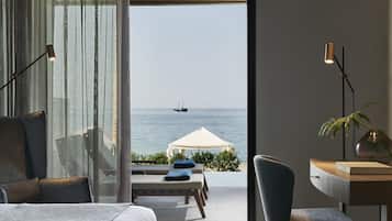 Quarto Duplo Executivo, vista para o oceano | Camas de colchão viscoelástico, cofre com capacidade para portátil