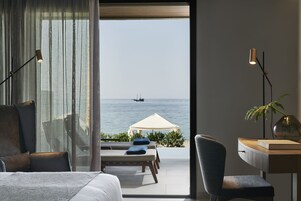 Quarto casal executivo, vista para o oceano | Camas com colchões de espuma com sistema de memória, cofres nos quartos