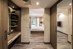 Suite de Luxo, 1 quarto, vista para a piscina | Roupa de alta qualidade, camas de colchão pillowtop, minibar