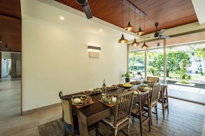 Bungalow, 6 quartos | Sala de jantar