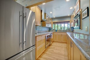 Casa, 2 quartos | Cozinha privada | Um frigorífico, um forno, uma cafeteira/bule, uma torradeira
