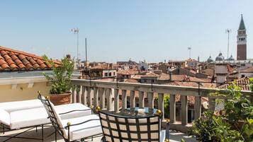 Suíte grand, 1 cama King, acesso à piscina, vista para a cidade | Roupas de cama premium, camas Tempur-Pedic