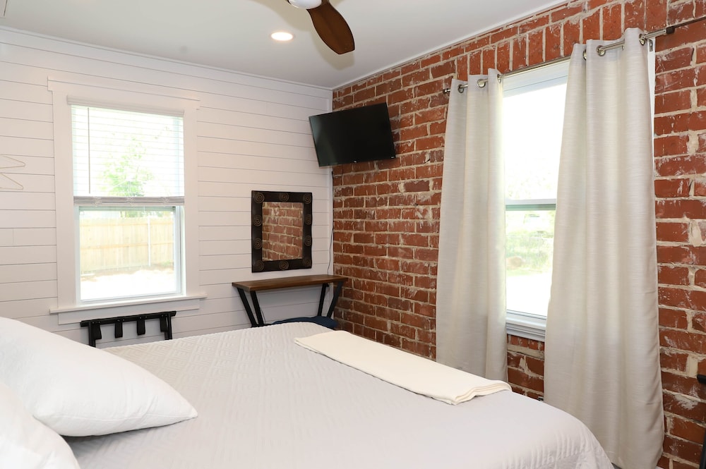 Cozy Comfy Home And Game Room, Near Nas & Downtown - Warrington, FL