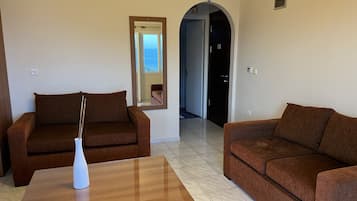 1 quarto, cofre no quarto, com decoração personalizada, secretária