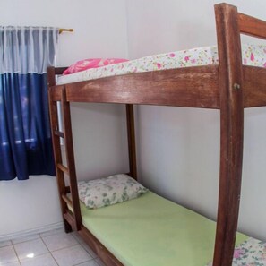 Quarto Twin Económico | Minibar, Wi-fi grátis, roupa de cama fornecida 