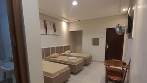 Quarto de hotel moderno com uma cama, uma escrivaninha e uma cadeira.