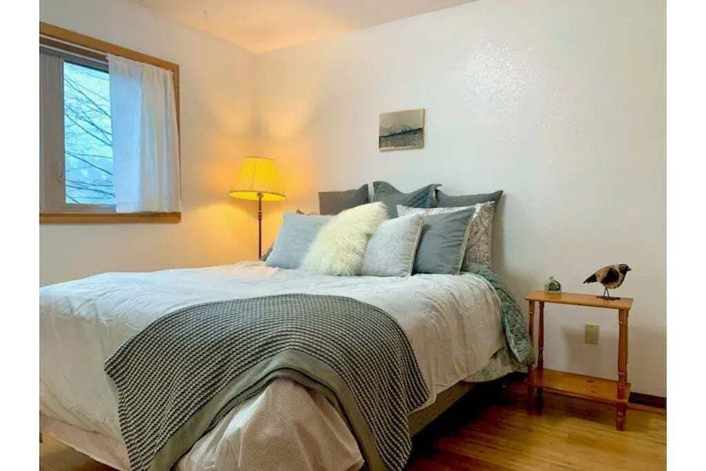 Lovely Condo Across From Downtown W/ Mountain View - Juneau, AK
