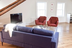 The Loft | Área de estar | Smart TV 40 polegadas com canais digitais, TV, Netflix