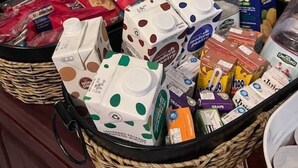 Um buffet de café da manhã com diversos alimentos e bebidas, incluindo cereais, leite e suco.