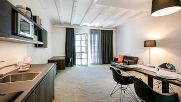 Apartamento Superior | Sala de estar | Televisor de ecrã plano de 43 polegadas com canais por cabo, televisor
