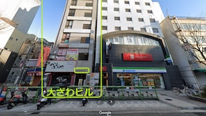 Um edifício de vários andares com uma loja FamilyMart no andar térreo.