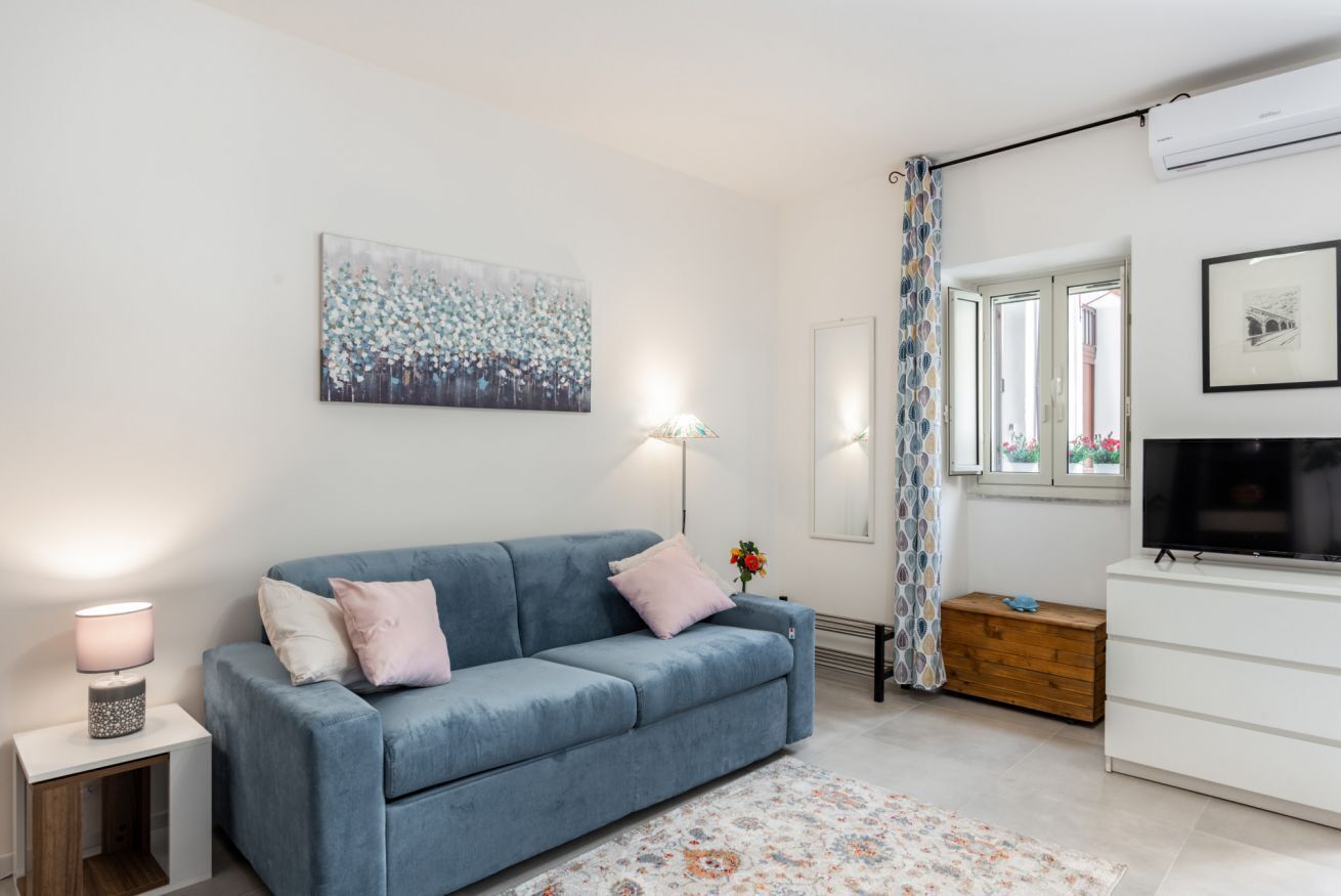 Guesthost - Comfortable 80 Sqm Apartment That Can Accommodate Up To 5 People Located On The Ground Floor Of A Just Renovated Building Without A Lift. The Accommodation Is Located In A Central Area Of The City A Few Steps From The Greek Theater And Castel - Catania