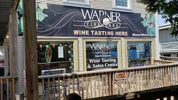 Fachada de loja com placa que diz 'Warner Vineyards Wine Tasting Here'.
