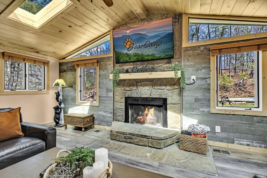 Whispering Winds- Great Location, Game Room, Hot Tub, Private, Firepit - Gatlinburg, TN