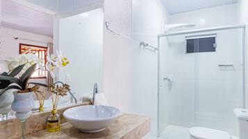 Quarto Triplo | Casa de banho | Um secador de cabelo