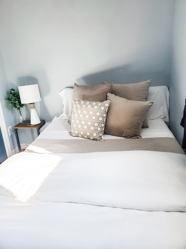 Sunflower Retreat - Private 2 Bedroom, 1 Bath - Timmins