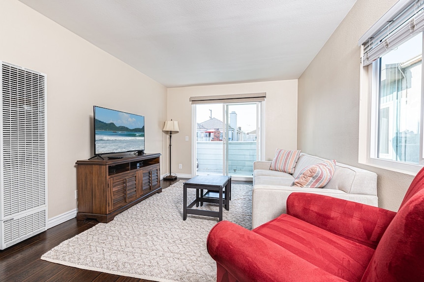 Upstairs Apartment W/ Balcony | 1 Block To Beach | Central To All The Hot Spots! - Sunset Beach, Huntington Beach