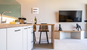 Suite Deluxe, piscina privativa | Cozinha privada | Um frigorífico/congelador grande, uma máquina de café expresso 