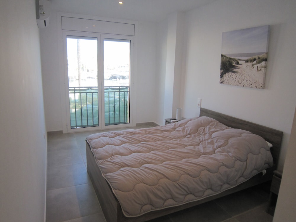 Appart. 2bedroom, 4mn From Center With View Of Port And Canal, South-facing, 200m From Beach. - Sant Pere Pescador