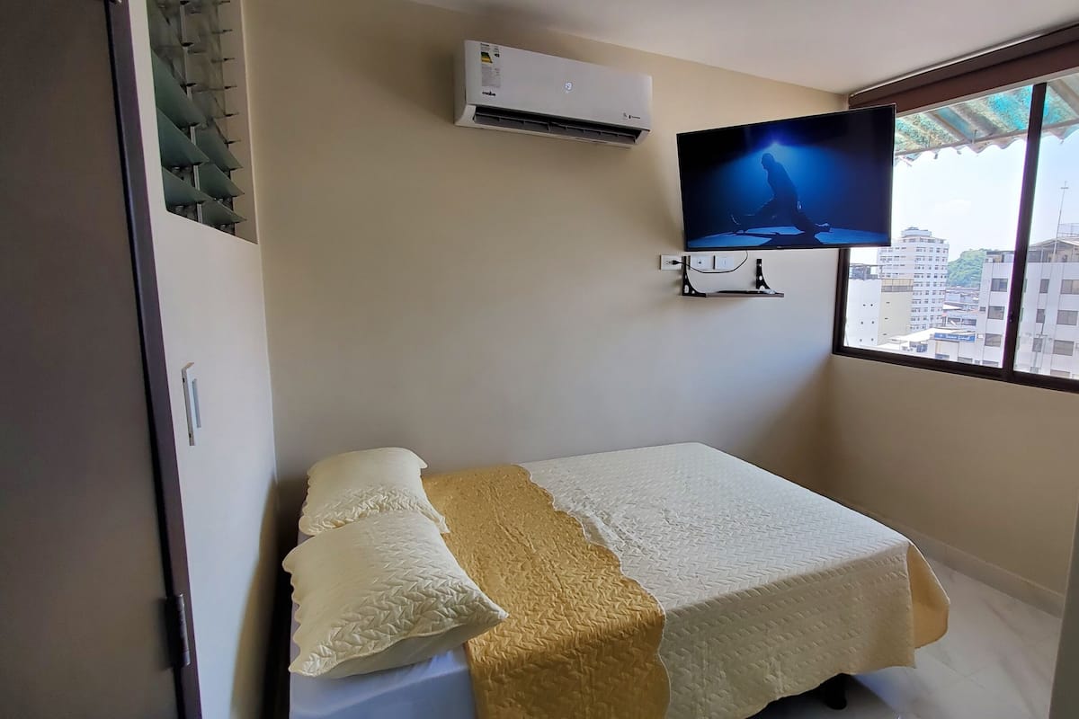 Apartamento conforto, 1 quarto | 1 quarto, individualmente decorados, ferros/tábuas de passar roupa