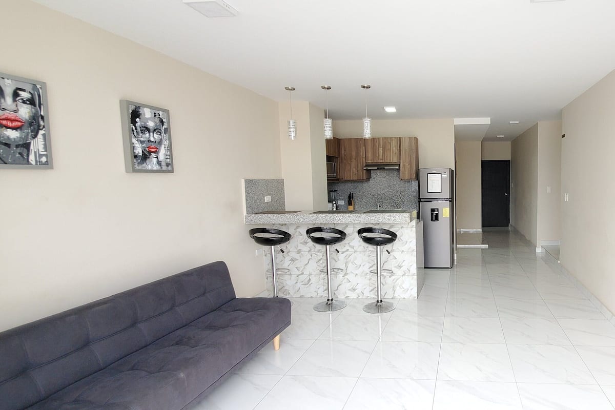 Apartamento luxo, 2 quartos | Área de estar | Smart TV, serviços de streaming