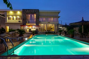 2 piscinas externas, guarda-sóis, espreguiçadeiras