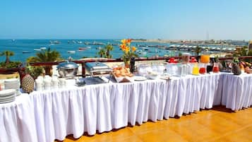 Café da manhã com buffet grátis todos os dias