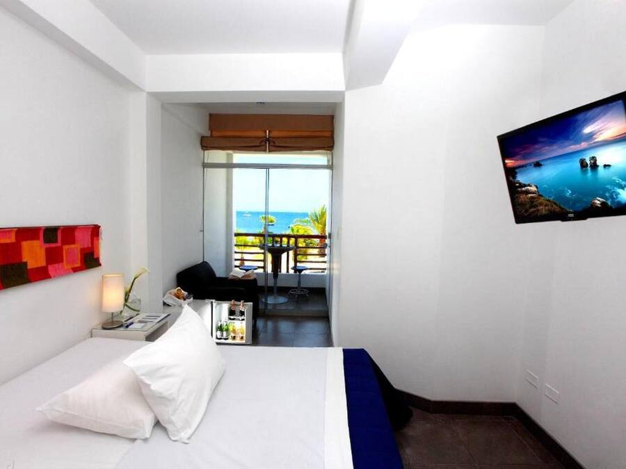 Quarto premium, 1 cama de casal, sacada, vista para a praia | Quartos à prova de som, Wi-Fi de cortesia, roupa de cama