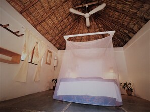 Quarto Duplo, casa de banho partilhada, vista para o jardim | Wi-fi grátis, roupa de cama fornecida 