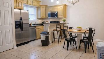 Apartamento em Condomínio Fechado, várias camas, pátio, vista para a piscina | Cozinha privada | Um frigorífico, um micro-ondas, um forno, uma placa de cozinha