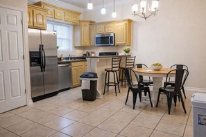 Apartamento em Condomínio Fechado, várias camas, pátio, vista para a piscina | Cozinha privada | Um frigorífico, um micro-ondas, um forno, uma placa de cozinha 