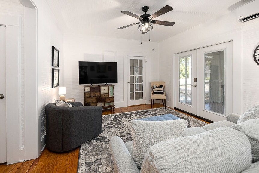 Beach Cottage-screened Porch-one Short Block To Beach! Walk To Pier Village! - Brunswick, GA