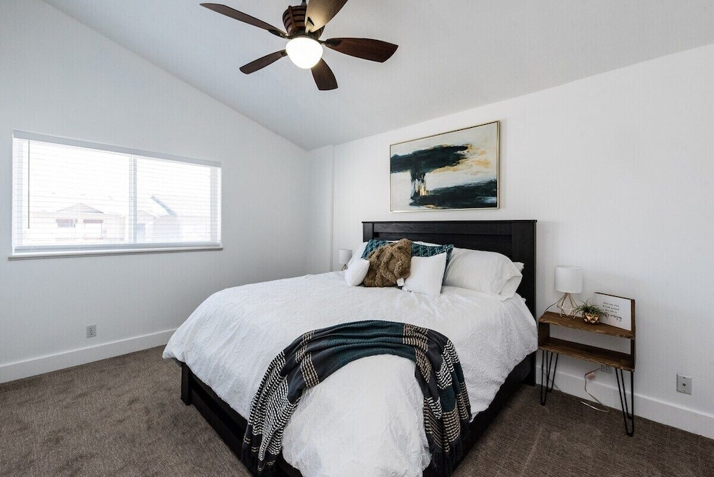 This Condominium Is A 2 Bedroom(s), 1 Bathrooms, Located In North Logan, Ut. - Lake Bonneville Monument, UT