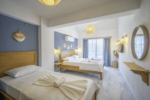 Quarto triplo standard | Roupas de cama premium, frigobar, cofres nos quartos, cortinas blackout