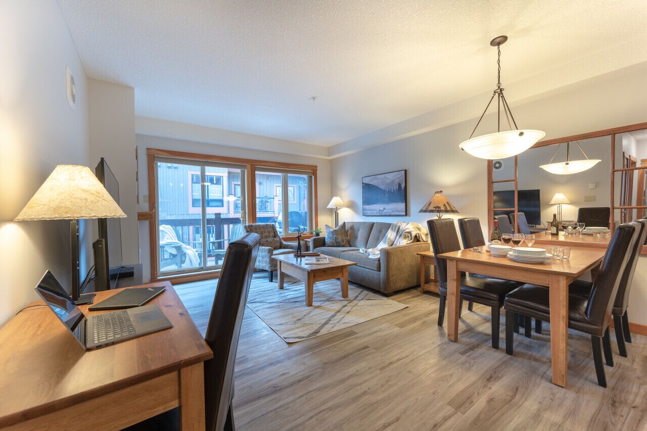 Charming Poolside Stay | Great Value - Canmore