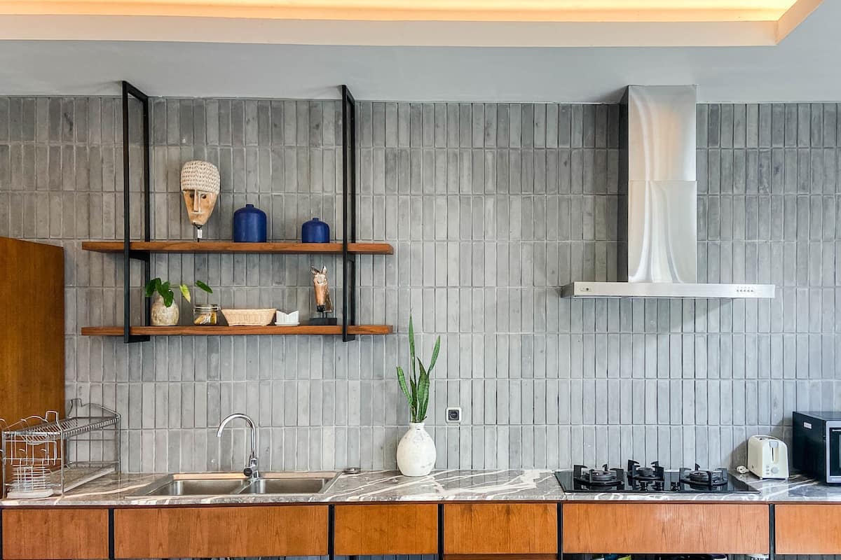 Geladeira, cooktop, talheres/pratos/utensílios de cozinha