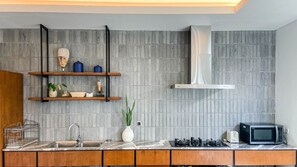 Um frigorífico (a pedido), uma placa de cozinha, utensílios de cozinha 