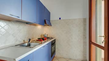 Apartamento Familiar, vários quartos (Il Borgo 2/15 700m From The Beach) | Cozinha privada | Um frigorífico, um forno, uma placa de cozinha, uma cafeteira/bule