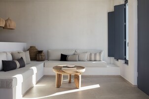 Phos Suite with Plunge Pool | Área de estar | Smart TV 38 polegadas com canais via satélite, TV