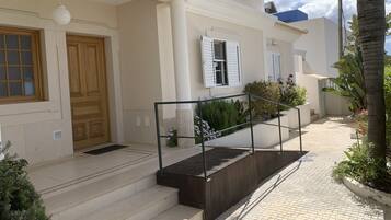 Entrada (vista interior)