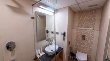 Quarto executivo | Banheiro | Chuveiro, chuveiro com efeito de chuva, produtos de toalete grátis