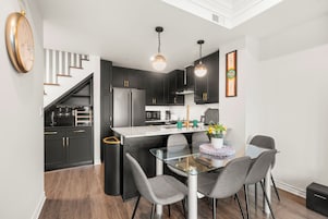Casa geminada premium, 2 quartos, terraço, ao lado do lago | Cozinha privada | Geladeira grande, micro-ondas, fogão, cooktop