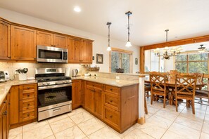 Condo, 3 quartos | Cozinha privada | Geladeira, fogão, cooktop, lava-louças