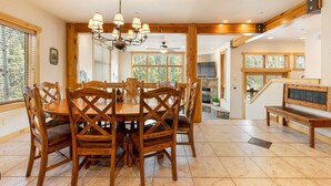 Apartamento em Condomínio Fechado, 3 quartos | Cozinha privada | Uma cafeteira/bule, um frigorífico, um forno, uma placa de cozinha 