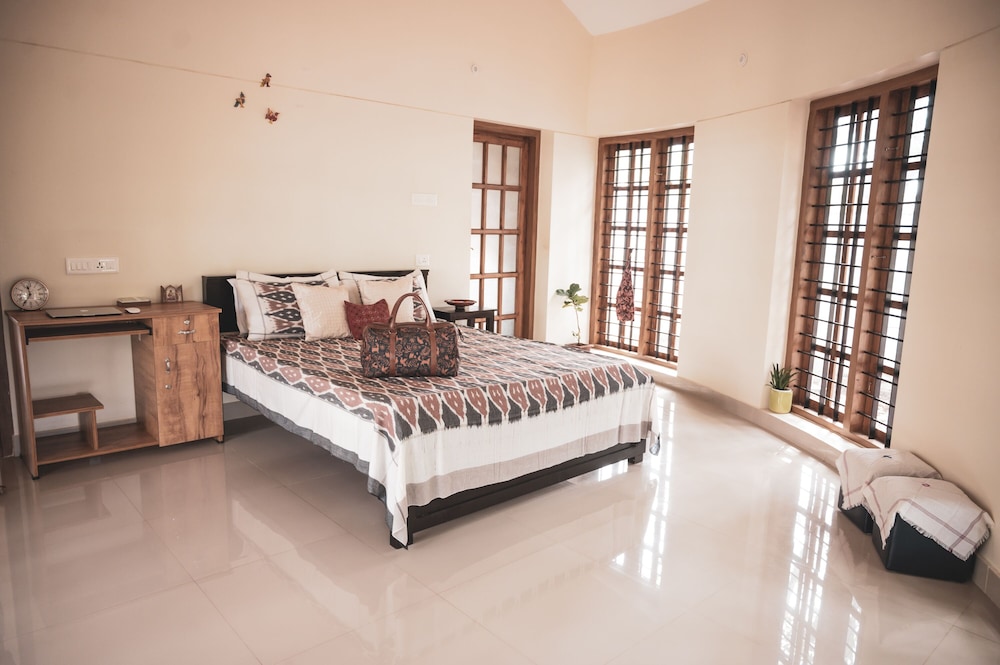 Charming Roundhouse Villa With Garden View - Kottarakkara