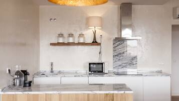 Apartamento Familiar, 2 quartos, 2 casas de banho, Vista para a cidade (Free Parking) | Cozinha privada | Um frigorífico, um micro-ondas, uma placa de cozinha