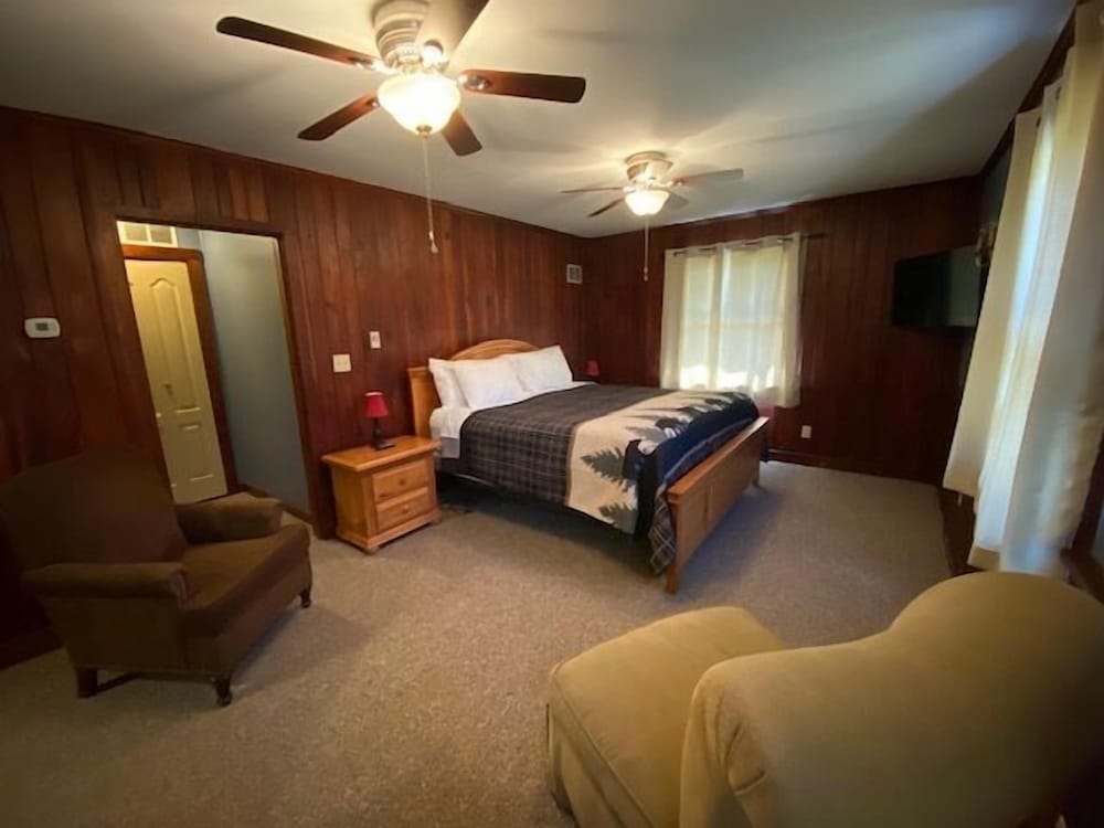 Welcoming King Bed Studio Suite With Split Bathroom. Close To Hiking Trails, Ski Resorts And Family Parks! - Pensilvania