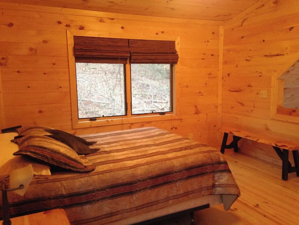 Renew & Relax In Tranquil & Comfortable Log Cabin - Calderwood Lake, TN